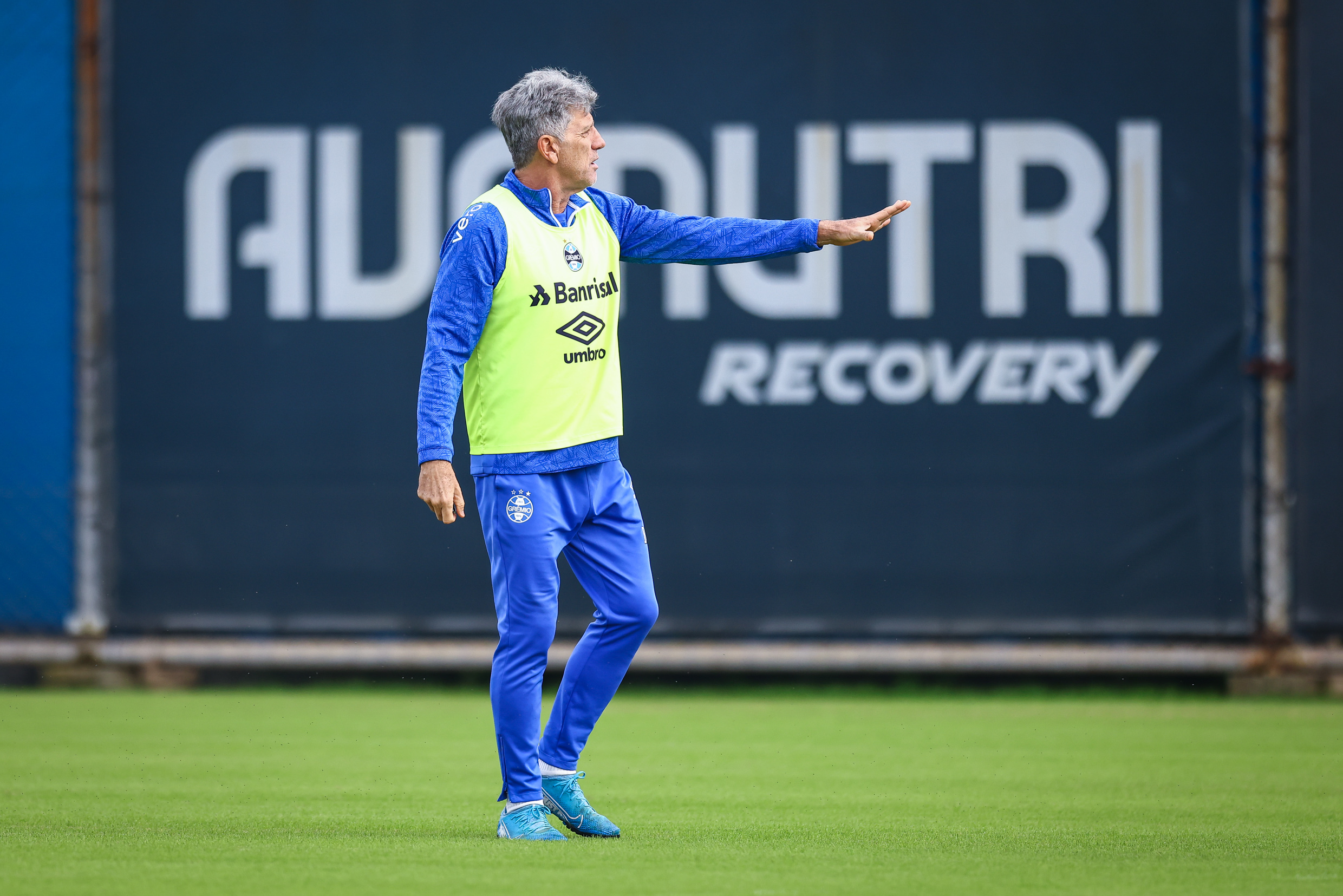 Jogador retorna de empréstimo e fica à disposição do Grêmio