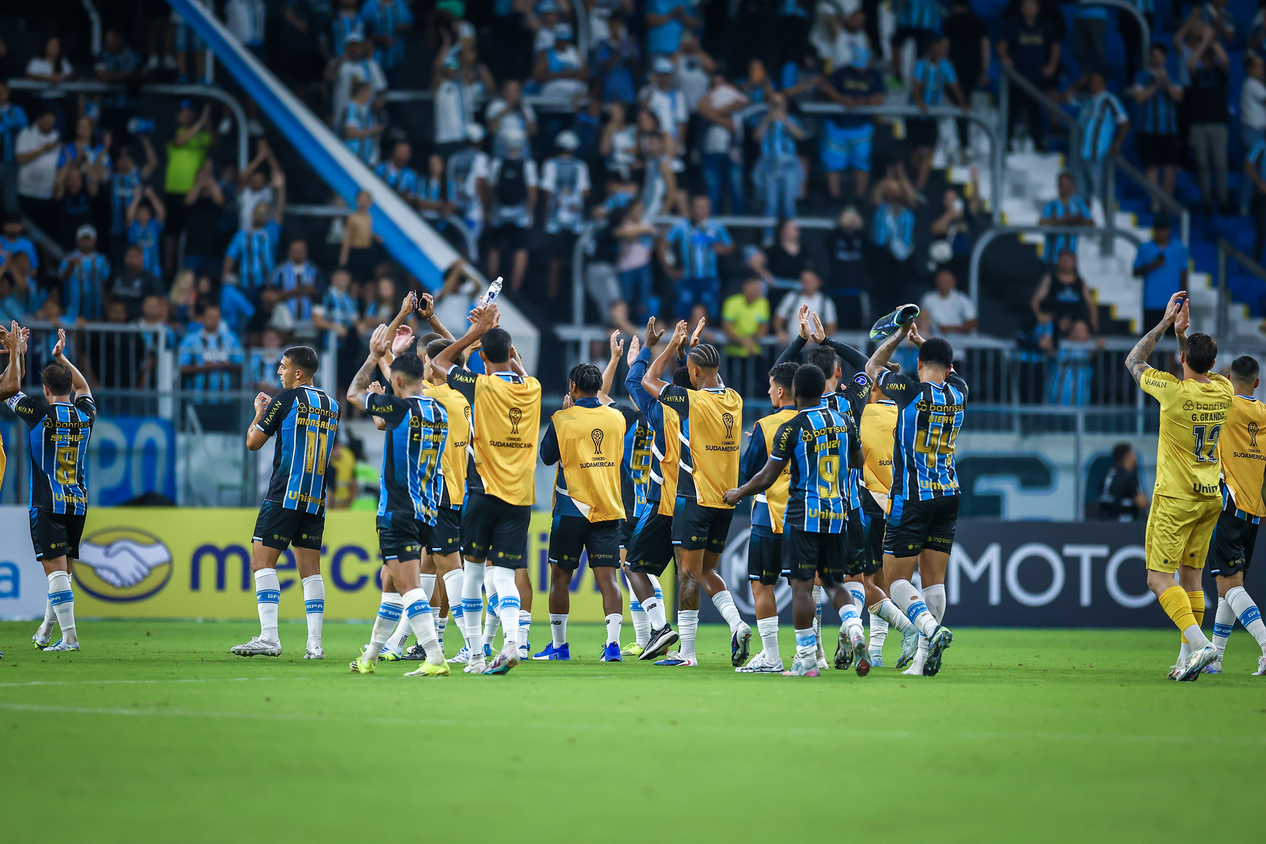 Jogador contestado pela torcida recebe homenagem do Grêmio